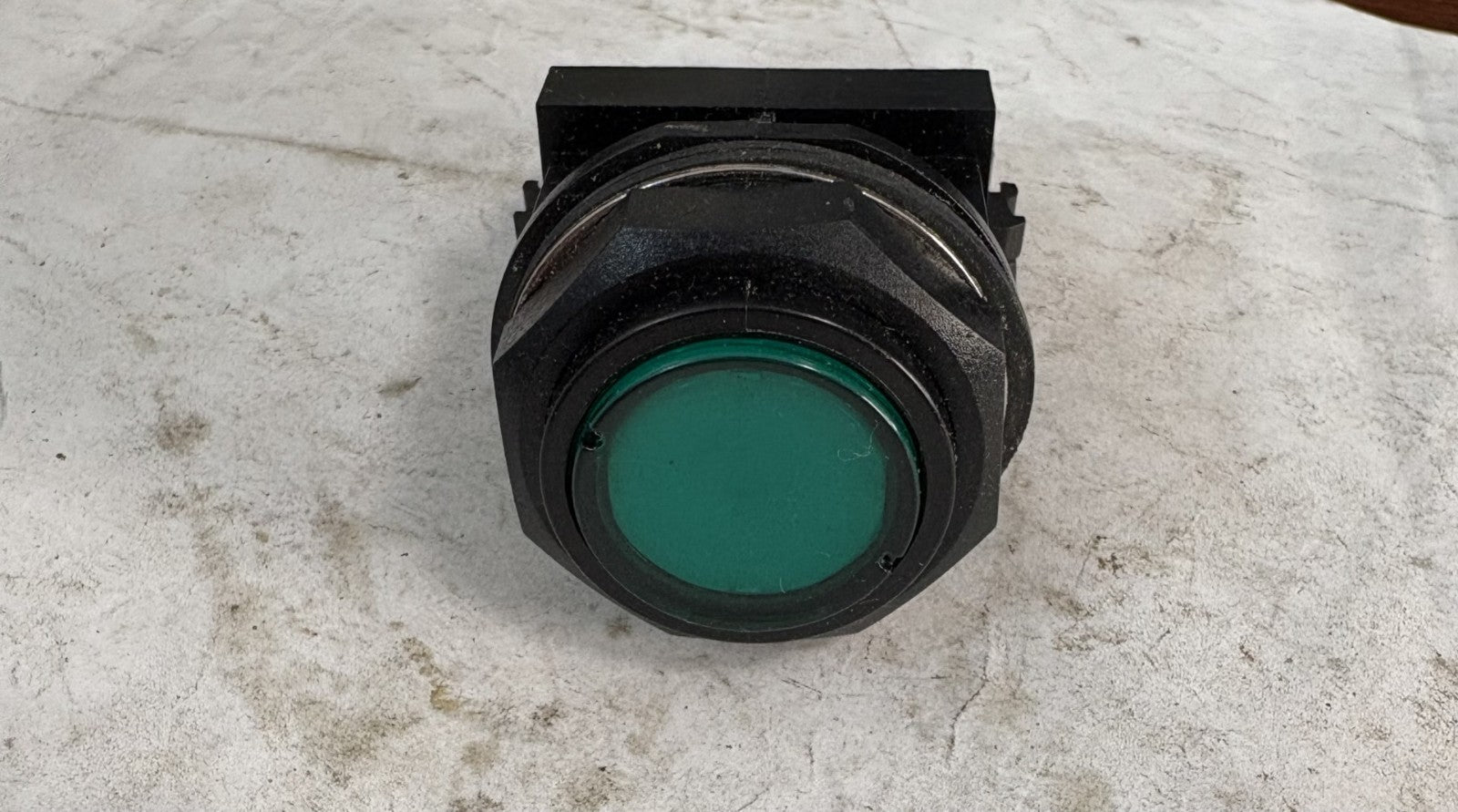 New ABB Green Pushbutton #CBF-PIF8G/F – Leading Edge Laundry Equipment